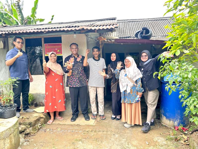 KEGIATAN PEMASANGAN STIKER PADA WARGA PRASEJAHTERA DI PADUKUHAN
